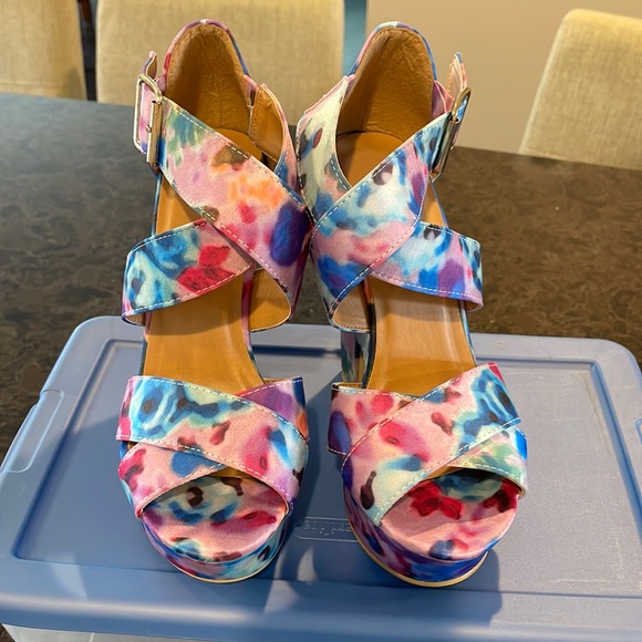 Shoe Dazzle | Shoes | Gorgeous Watercolor Floral Platform Sandals ...
